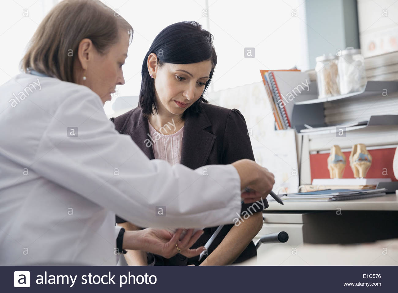 Patient medical checkup doctors office hi-res stock photography and ...