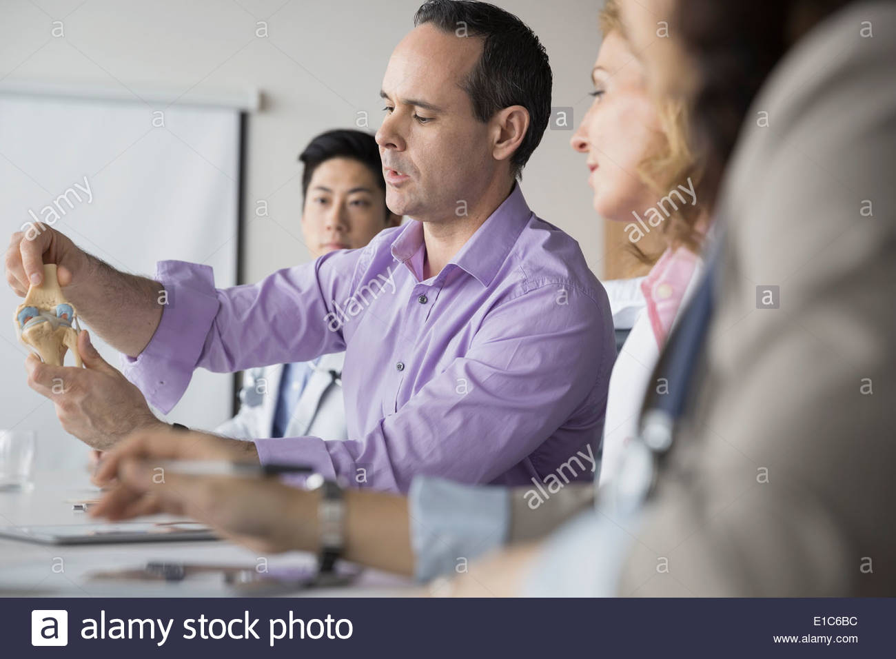 Doctors meeting in conference room hi-res stock photography and images ...