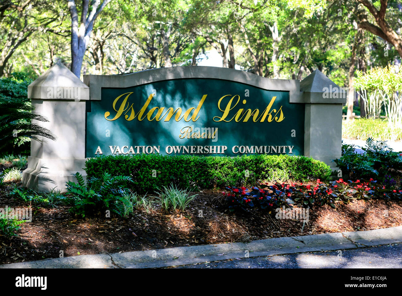 Island Links gated community resort entrance sign in Hilton Head SC ...