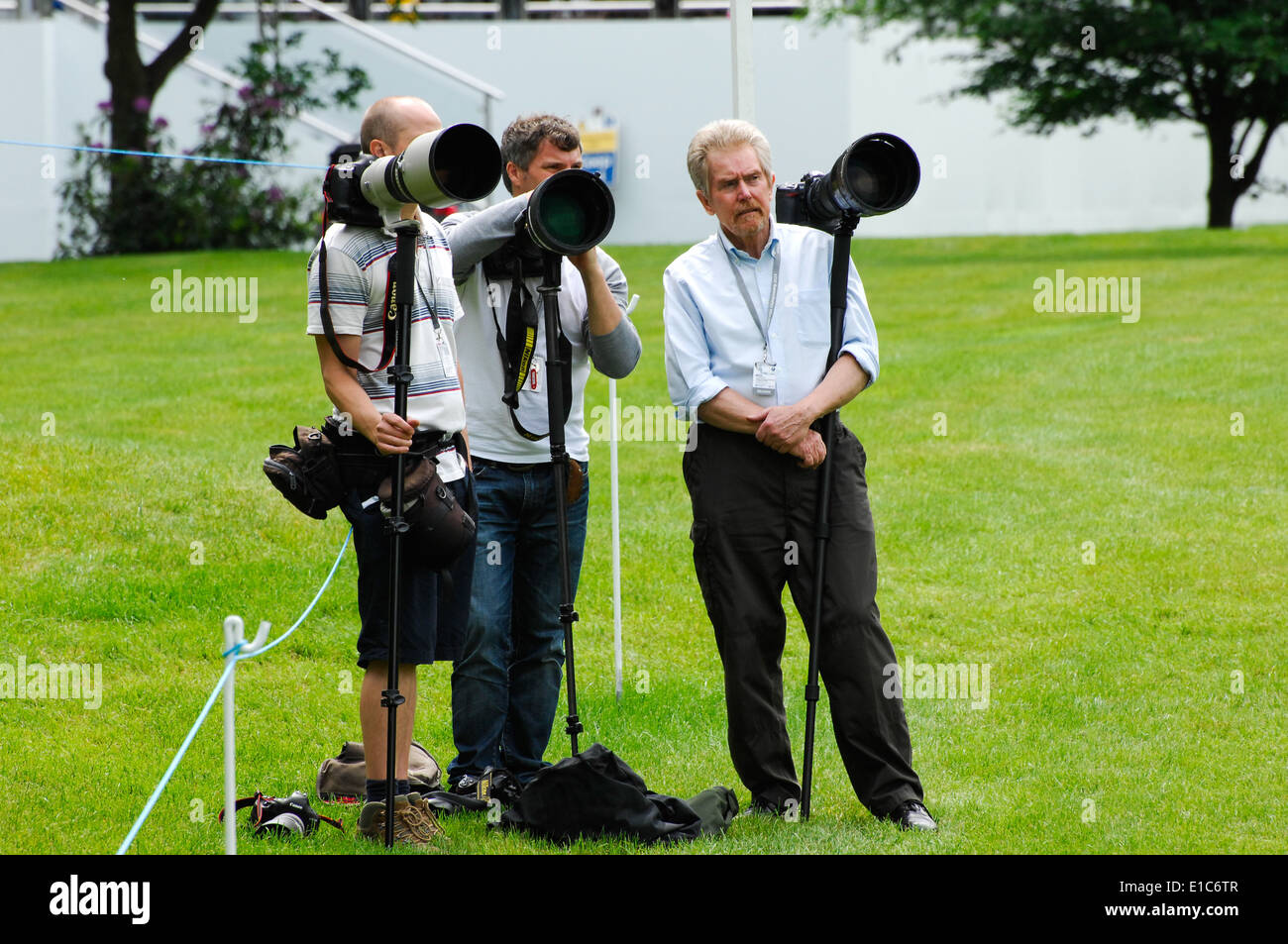 Professional photographers using long lens lenses Stock Photo - Alamy