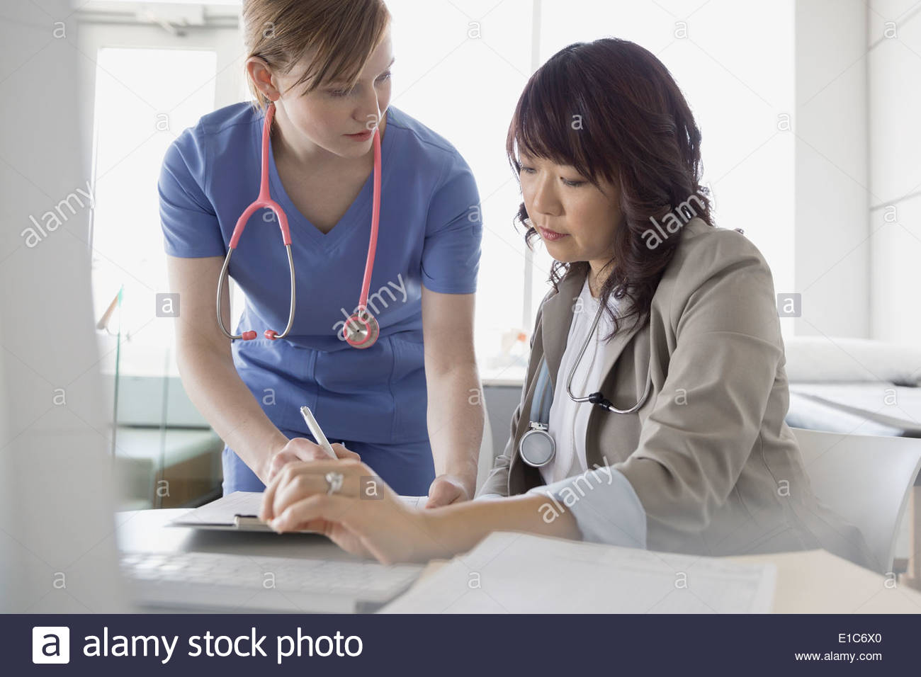Doctor nurse reviewing medical chart hi-res stock photography and ... Doctor nurse reviewing medical chart hi-res stock photography and ...