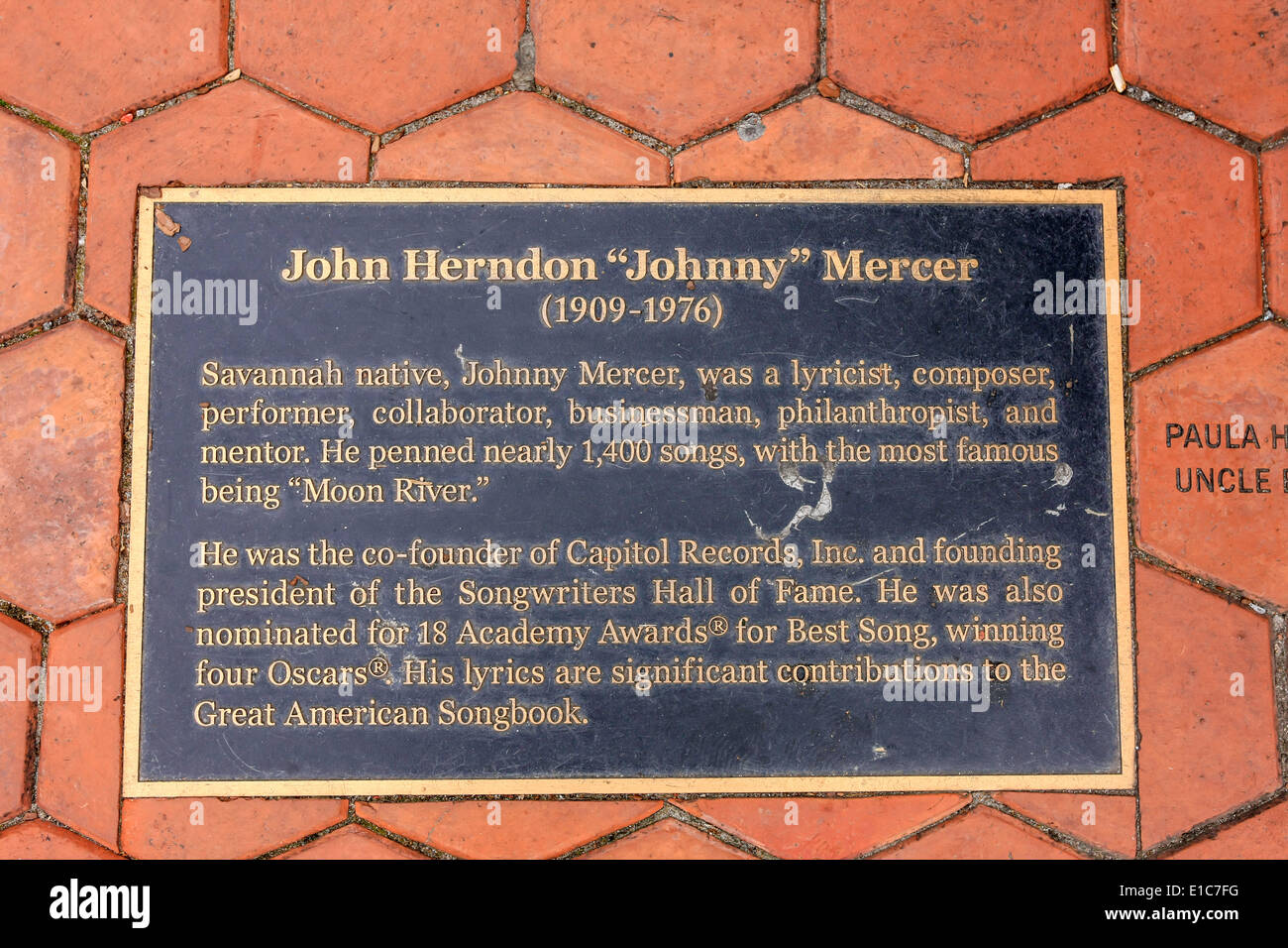 Bronze dedication plaque hi-res stock photography and images - Alamy