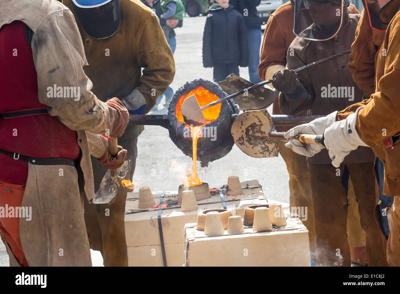 Worker pouring molten iron hi-res stock photography and images - Alamy