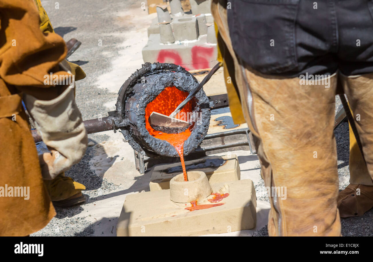 Worker pouring molten iron hi-res stock photography and images - Alamy