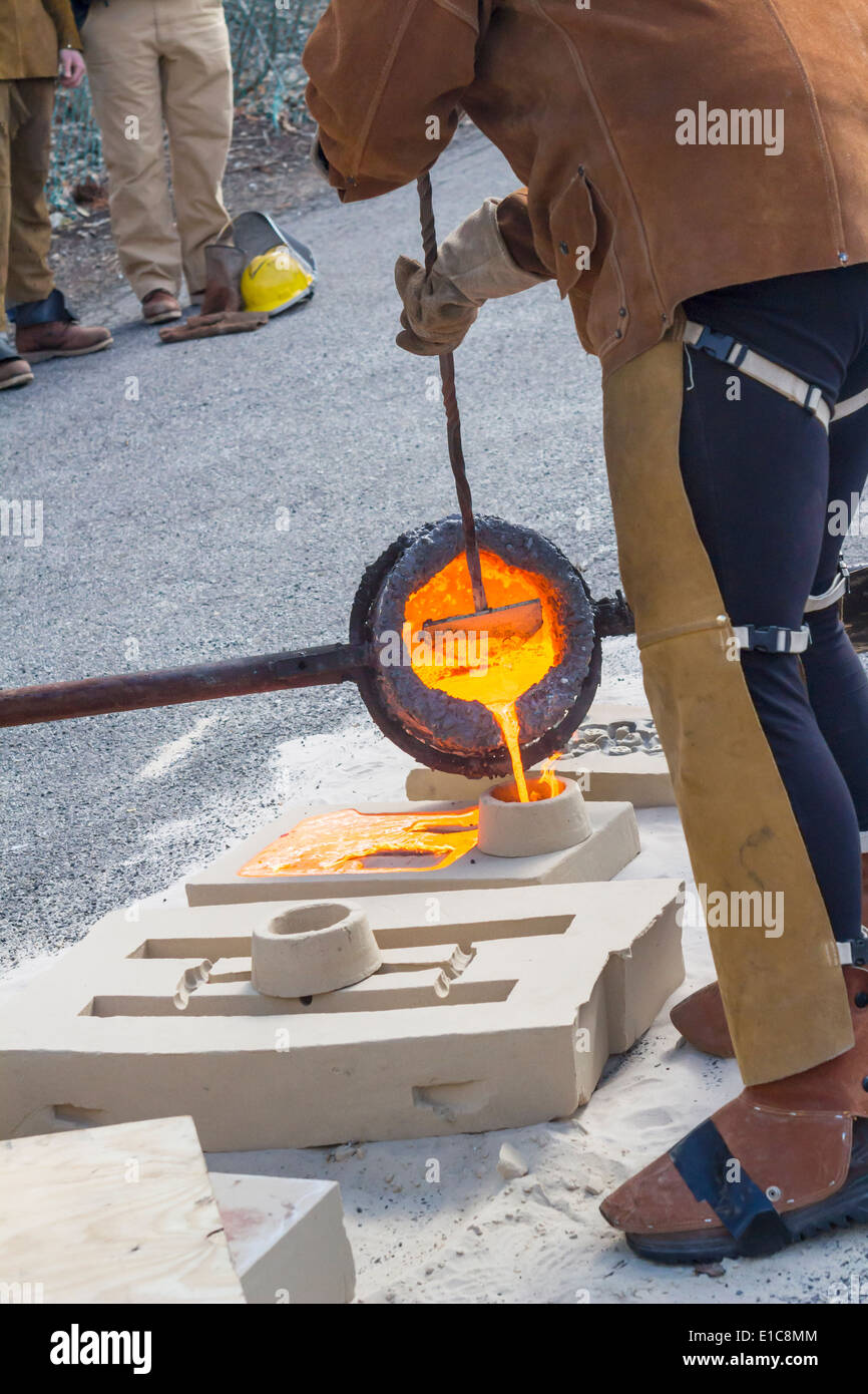 Pouring molten iron to make a sculpture Stock Photo - Alamy