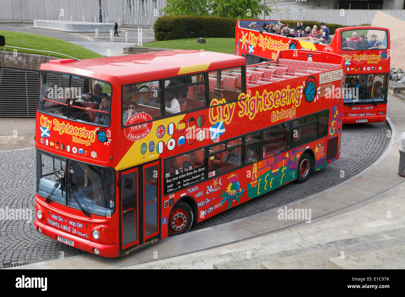 UK, Scotland, Edinburgh, sightseeing buses, tourists Stock Photo - Alamy
