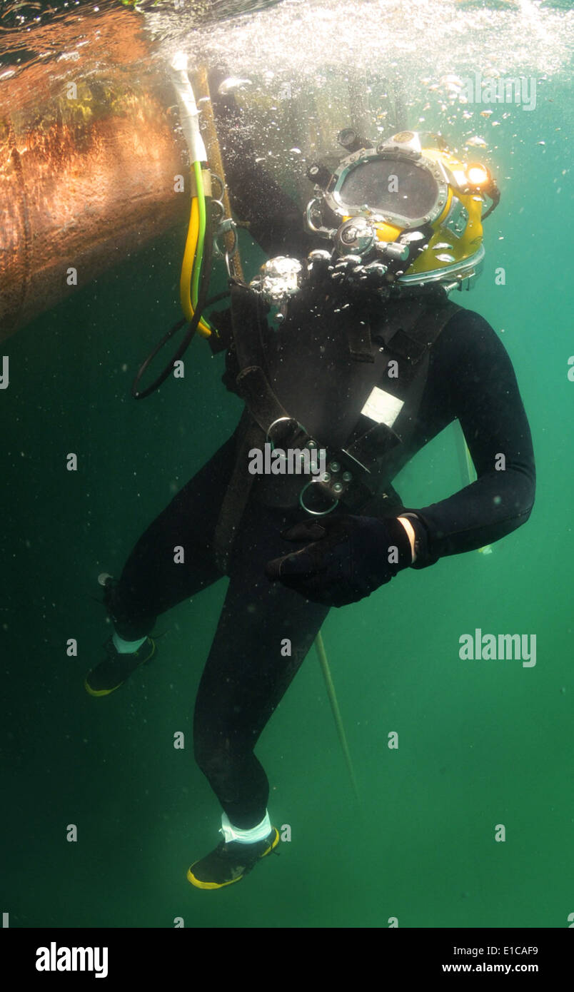 U s navy diver 2nd class clinton bruney hi-res stock photography and ...