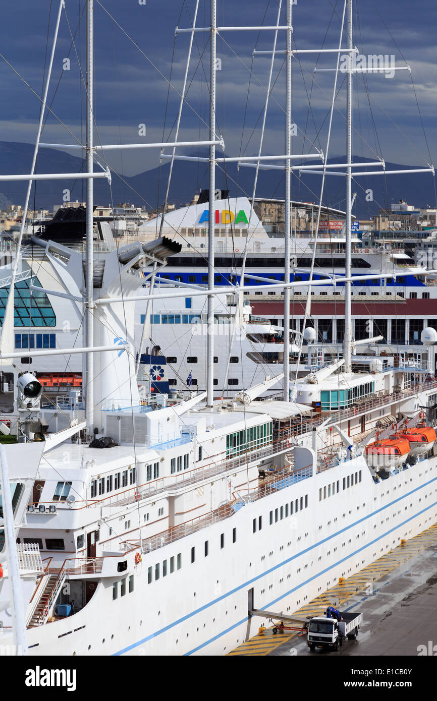 Greece cruise ship port athens hi-res stock photography and images - Alamy