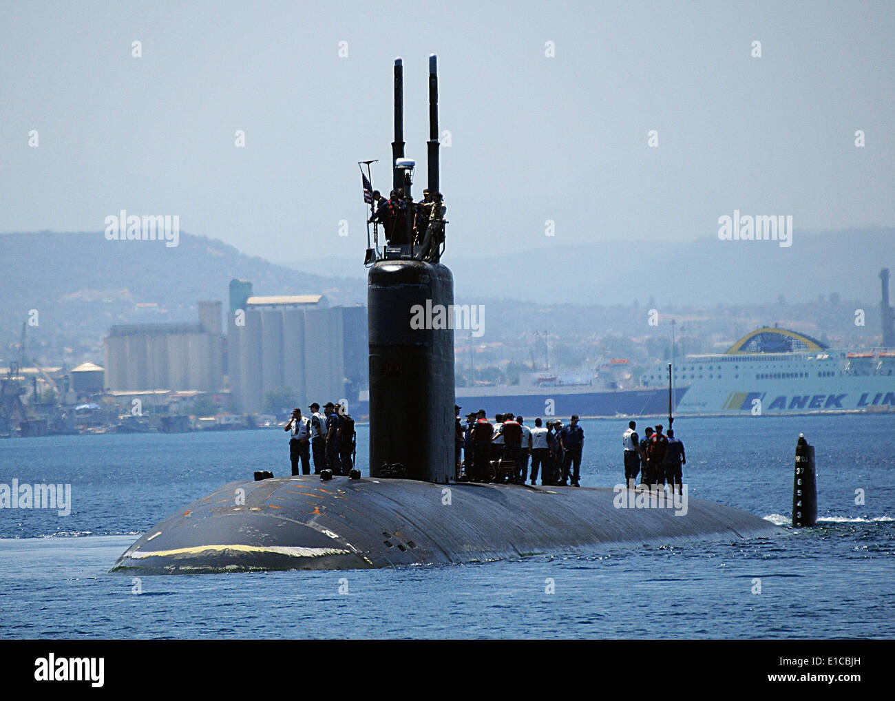 The Los Angeles-class attack submarine USS Scranton (SSN 756) arrives ...