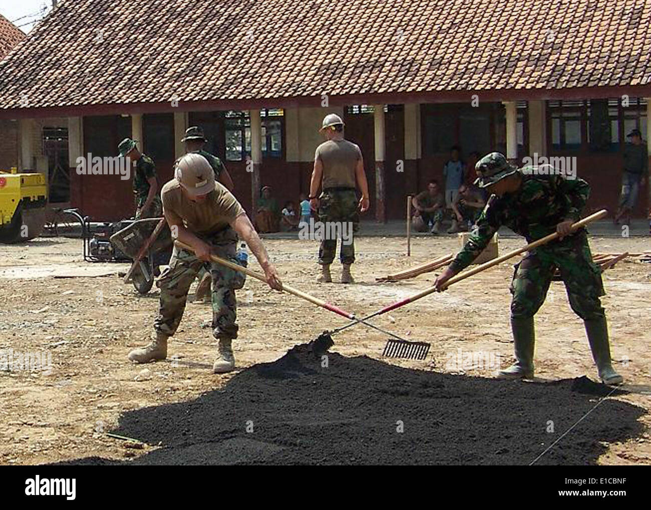 U.S. Navy Seabees from Naval Mobile Construction Battalion 40 and ...