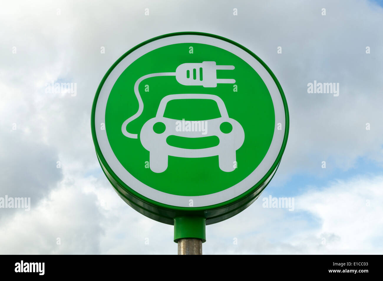 Electric car charging point sign hi-res stock photography and images ...