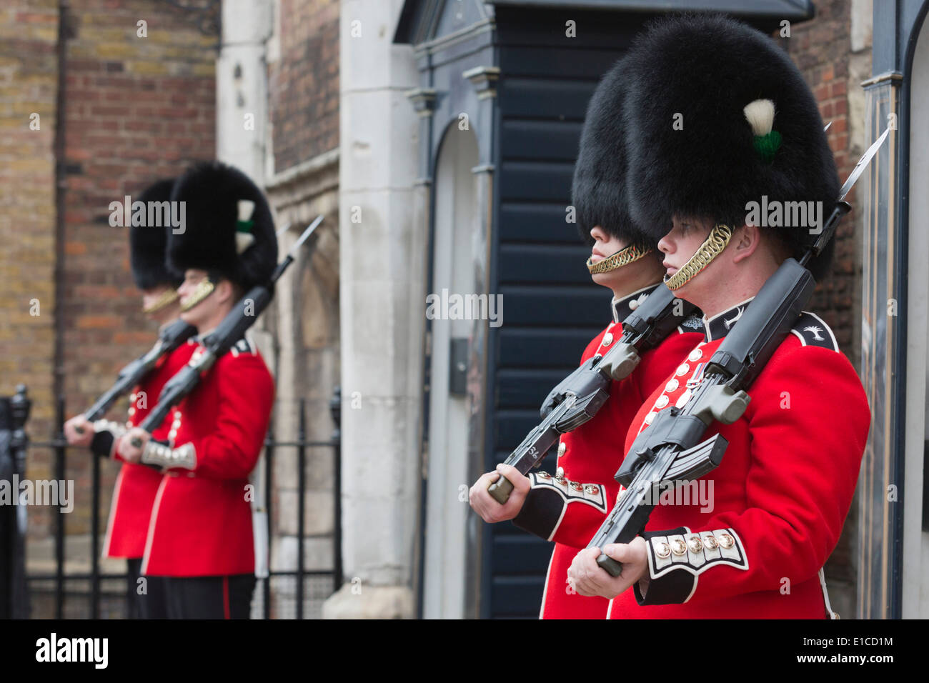 Sentry of the grenadier guards hi-res stock photography and images - Alamy