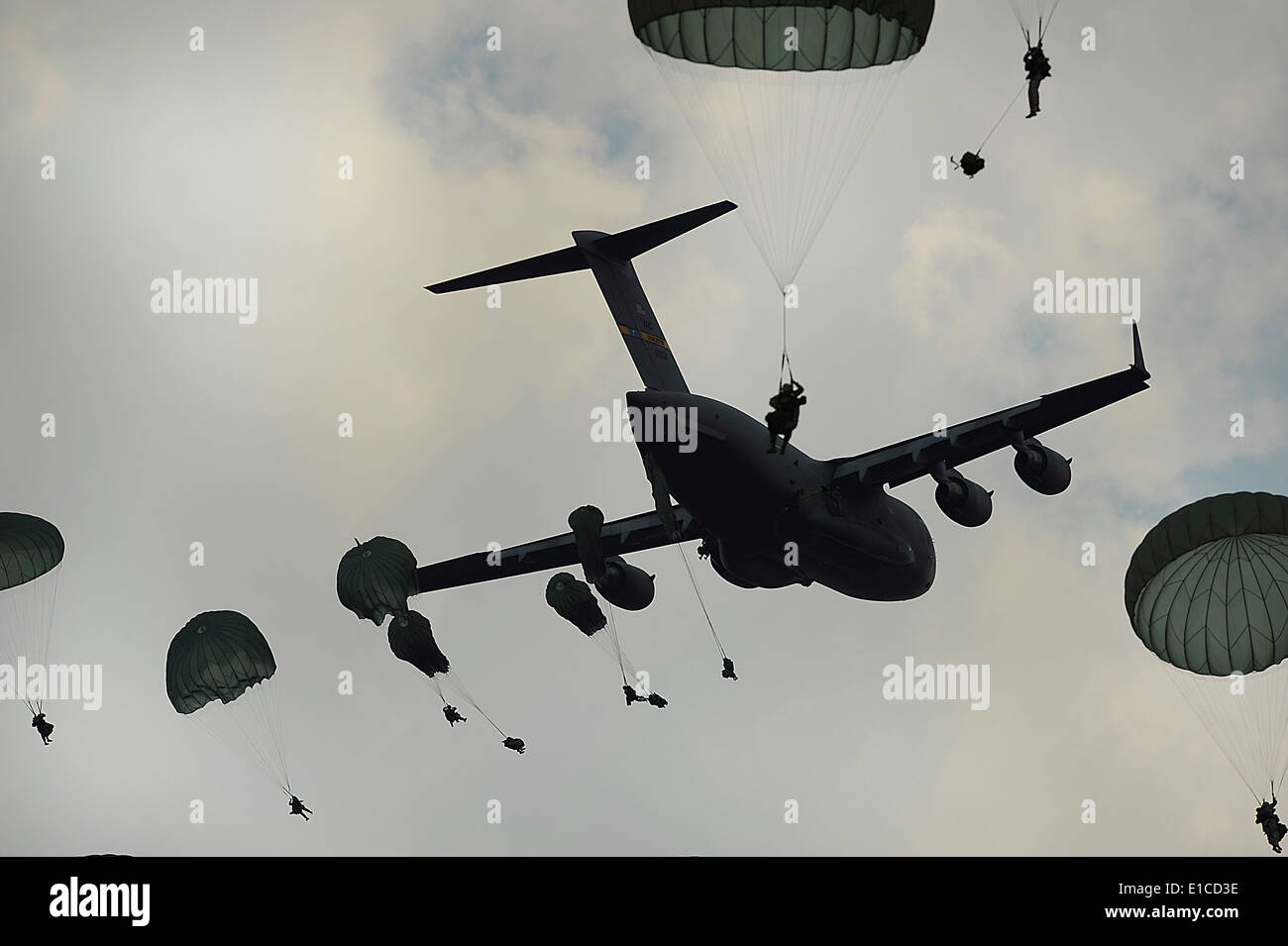 Jcccproducts u s soldiers from the 27th engineer battalion hi-res stock ...