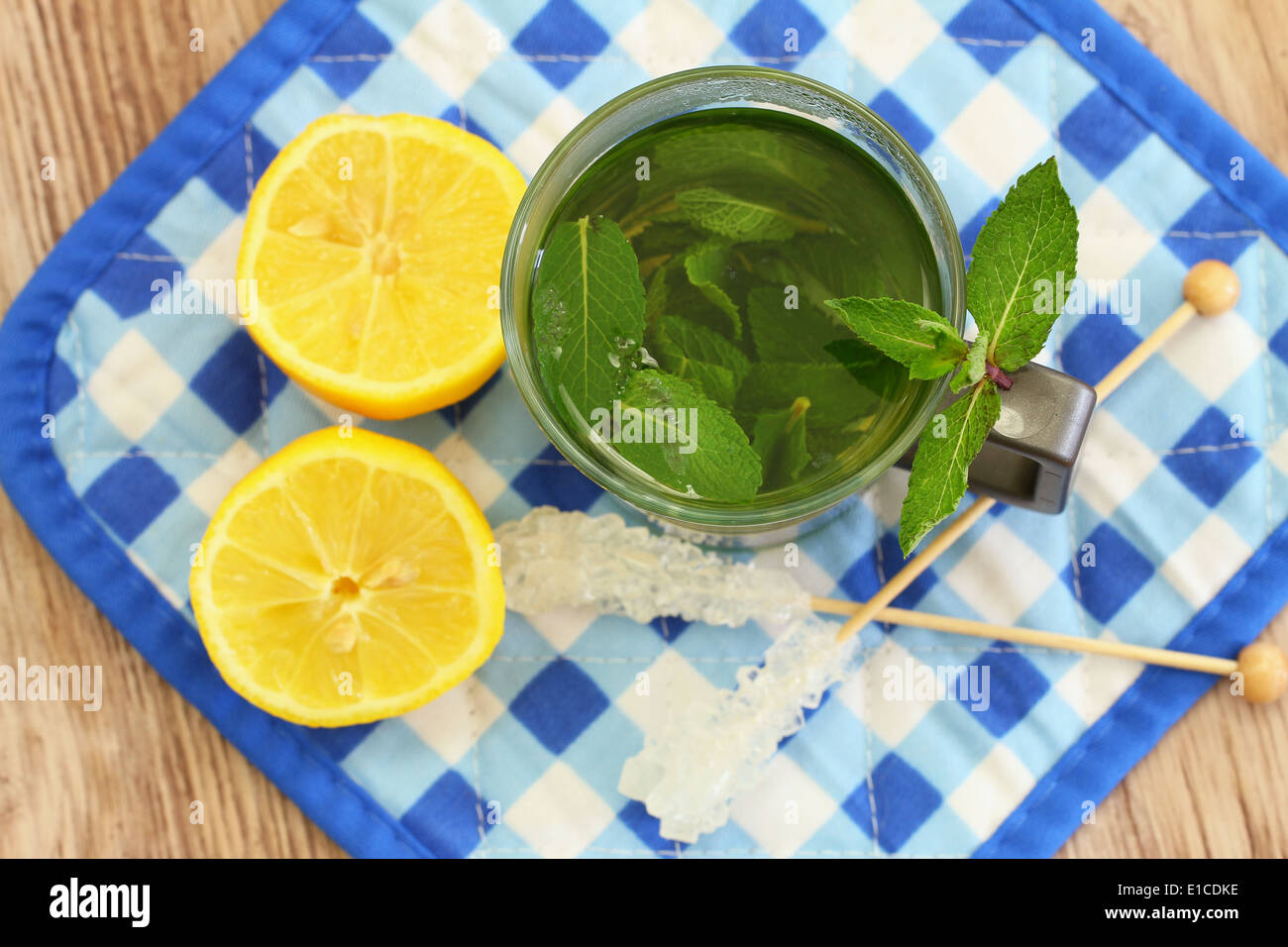 Mint tea and fresh lemon Stock Photo - Alamy