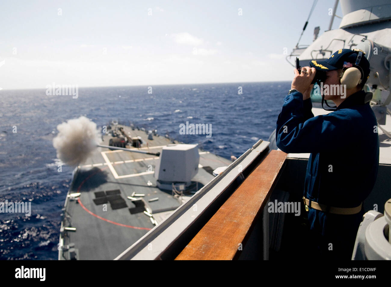 The commanding officer of uss lassen ddg 82 hi-res stock photography ...