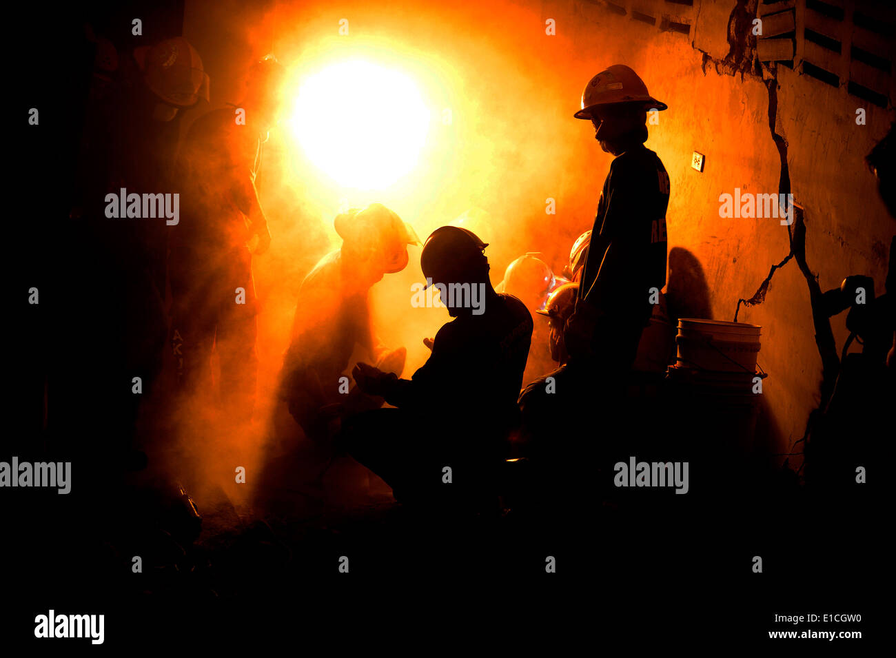 Woman rescue haiti 2010 earthquake hi-res stock photography and images ...