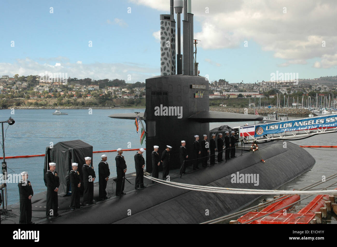 100123-N-4540W-071 LOS ANGELES (Jan. 23, 2010) Sailors assigned to the ...