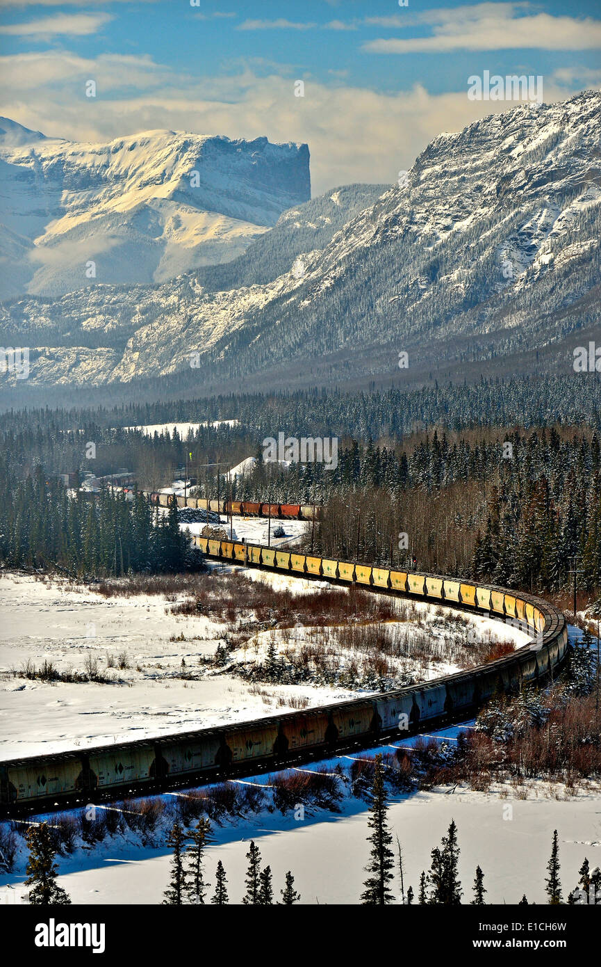 Winding train tracks hi-res stock photography and images - Alamy