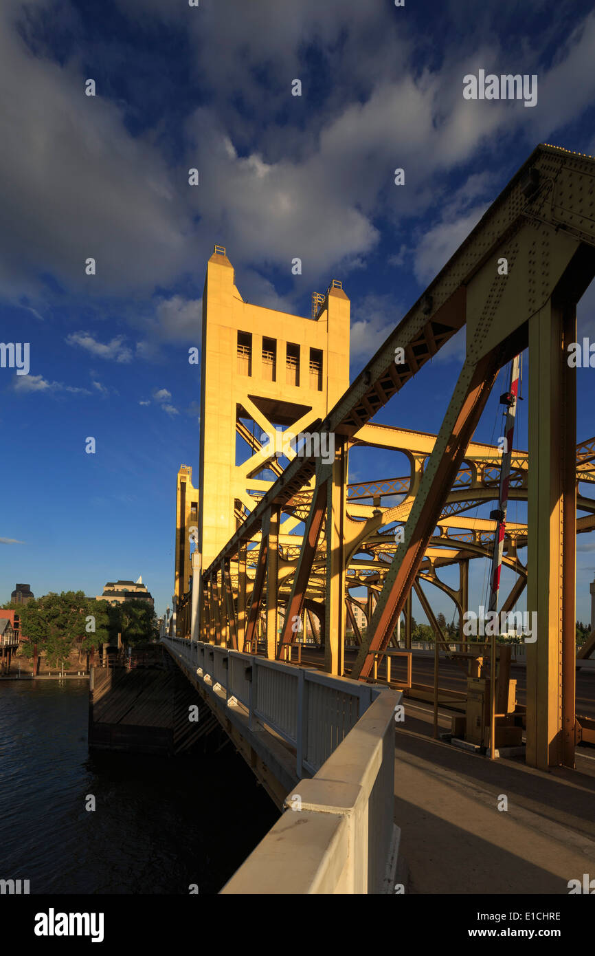 Vertical lift bridge in Sacramento, California Stock Photo - Alamy