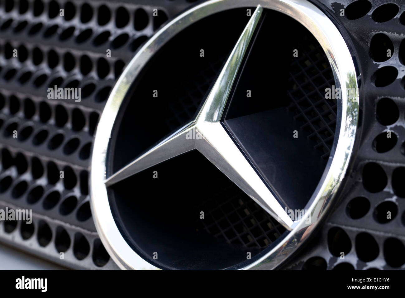 Mercedes benz badge hi-res stock photography and images - Alamy