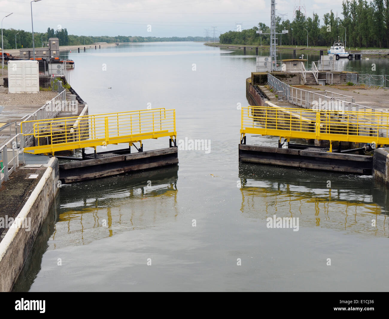 River rhine lock hi-res stock photography and images - Alamy
