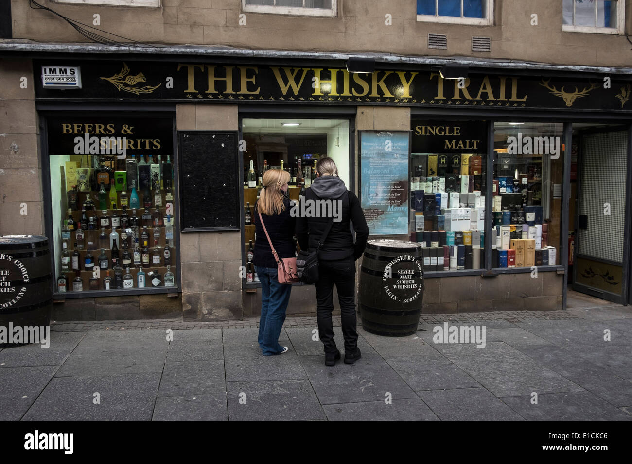 People in front of a whiskey store in Edinburgh, Scotland Stock Photo ...
