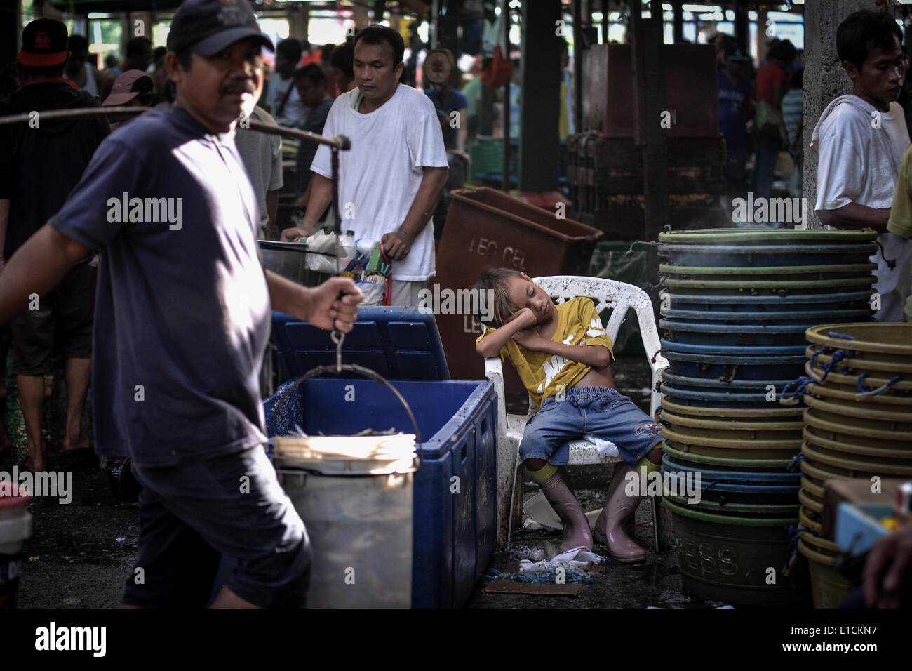 Paranaque, Philippines. 31st May, 2014. A child fish porter takes a ...