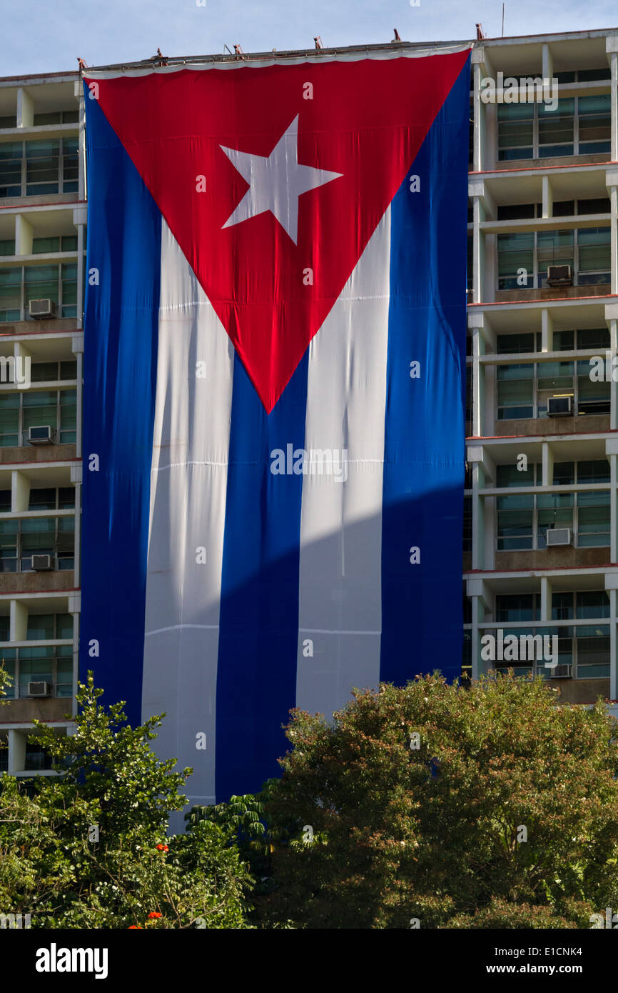Huge Cuban flag hanging outside the Ministerio del Interior, Interior ...