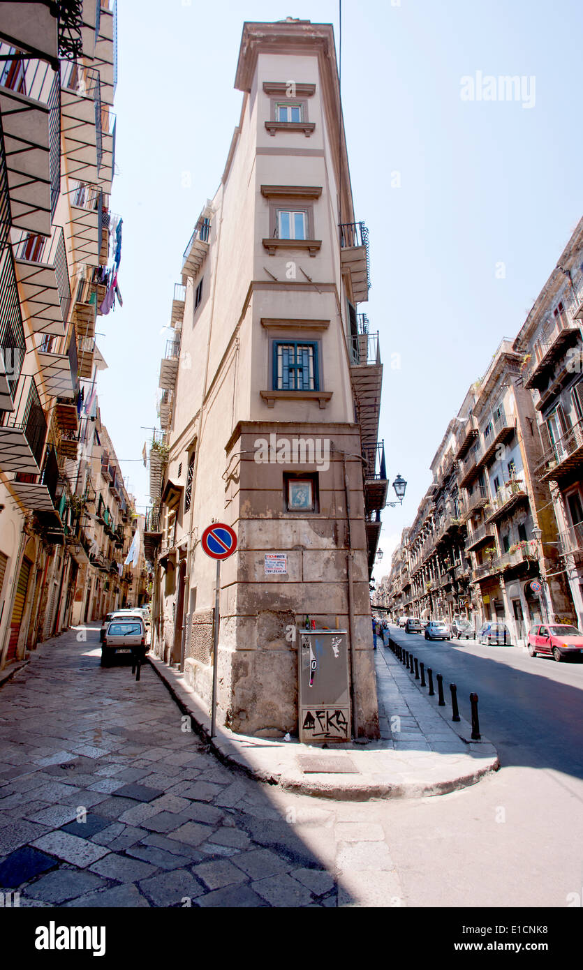Very narrow building hi-res stock photography and images - Alamy