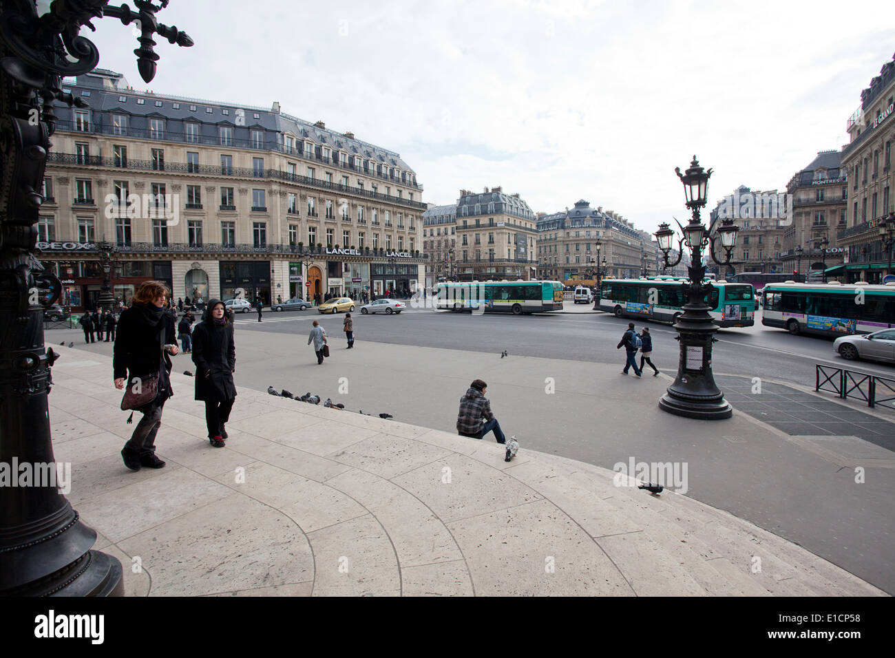 Parisian street scene hi-res stock photography and images - Alamy