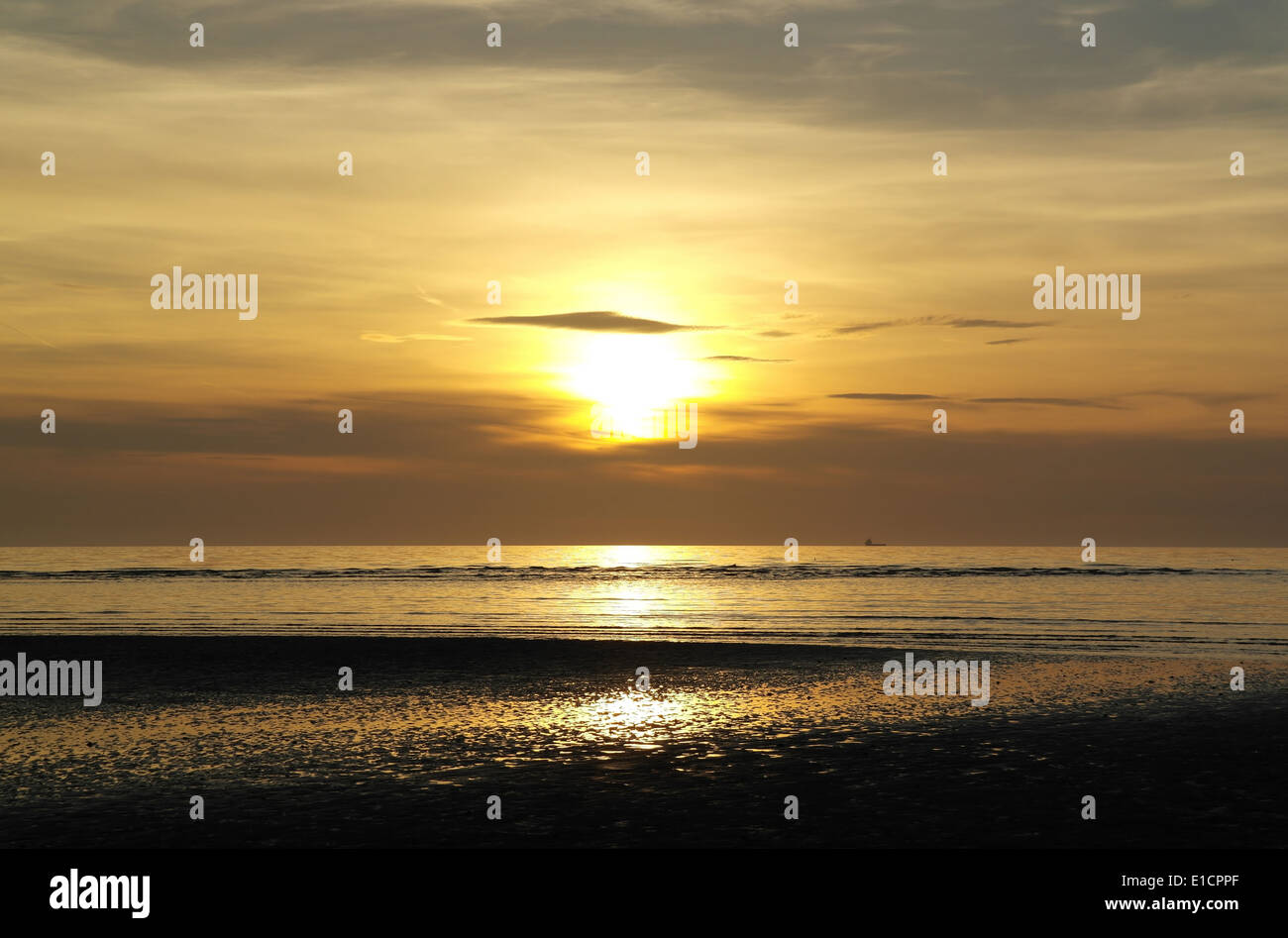 1 yellow sun colours sinking setting horizon centre background hi-res ...