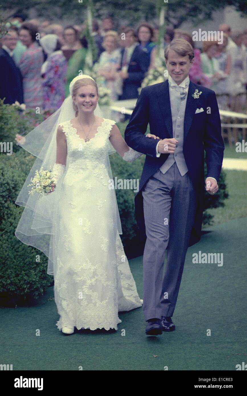 Mr. and Mrs. Edward Finch Cox at their White House wedding in the Rose ...