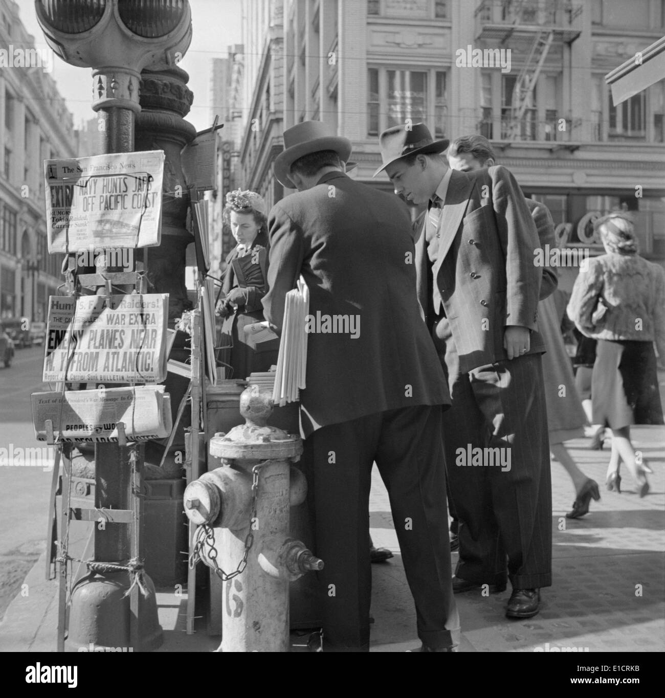 1940s newspaper stand hi-res stock photography and images - Alamy
