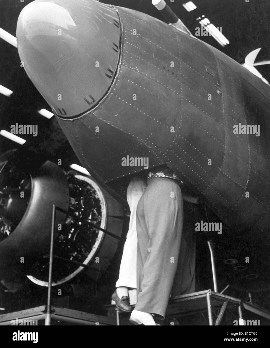 1940's female factory workers hi-res stock photography and images - Alamy