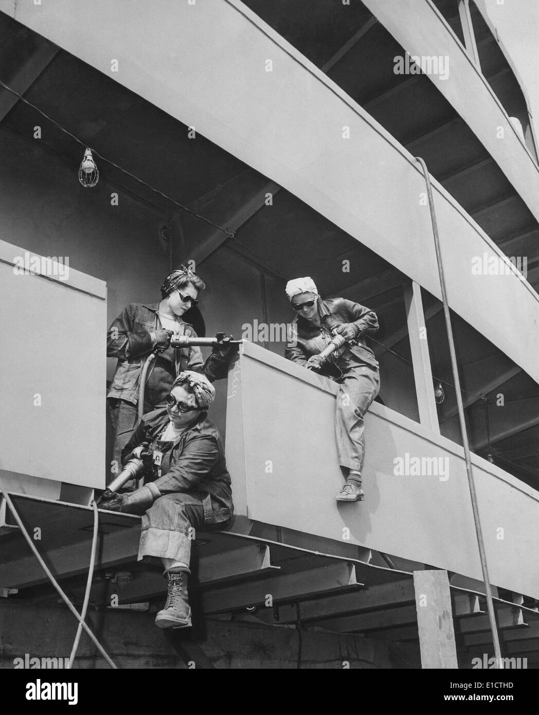 1940's female factory workers hi-res stock photography and images - Alamy