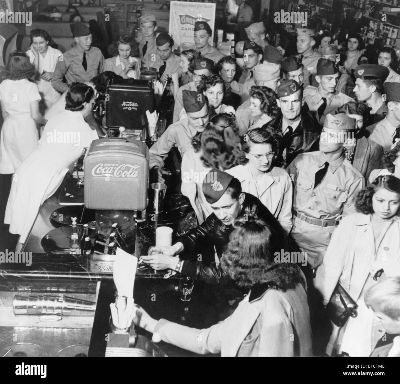 American soldiers leave world war 2 hi-res stock photography and images ...