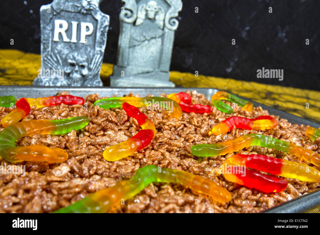 Worms and dirt desert made with cocoa puffed rice cereal treats and ...