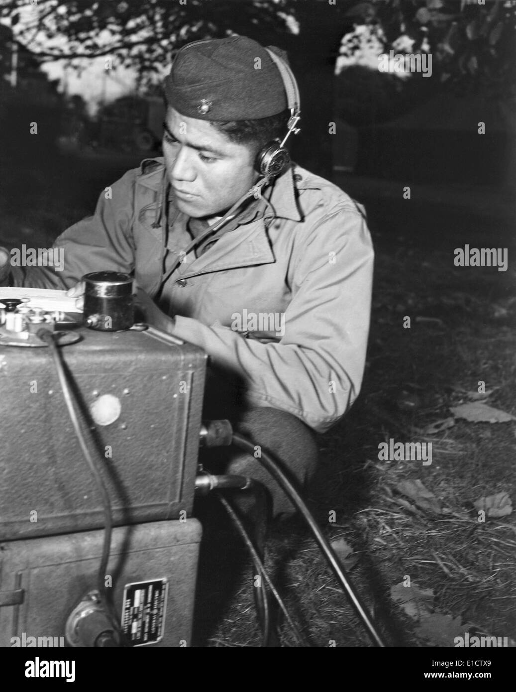 American radio world war 2 hi-res stock photography and images - Alamy