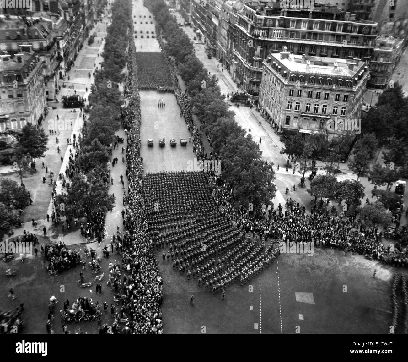 1940s troops celebrating victory hi-res stock photography and images ...