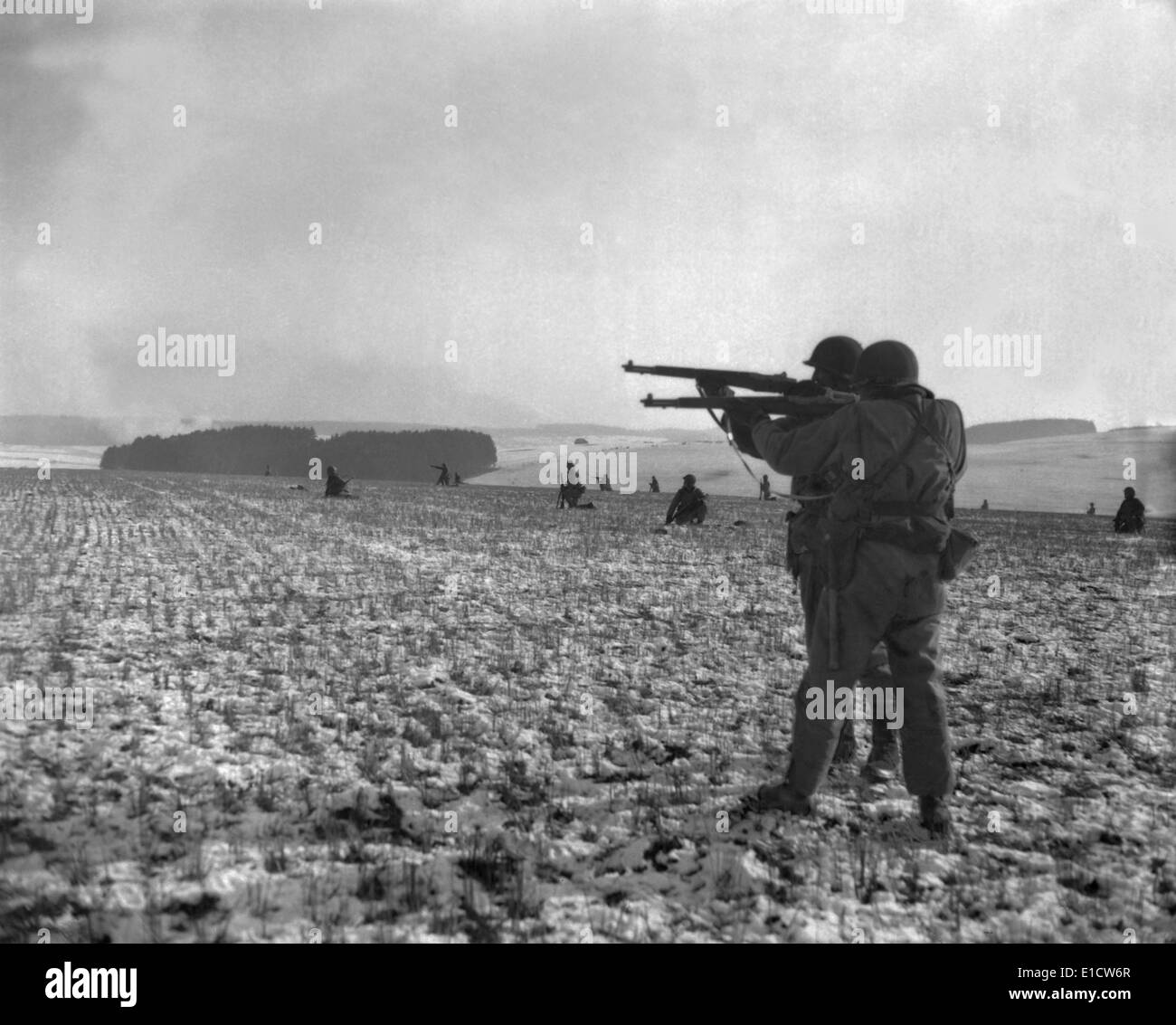 U.S. soldiers fire at Germans positions to relieve besieged airborne ...