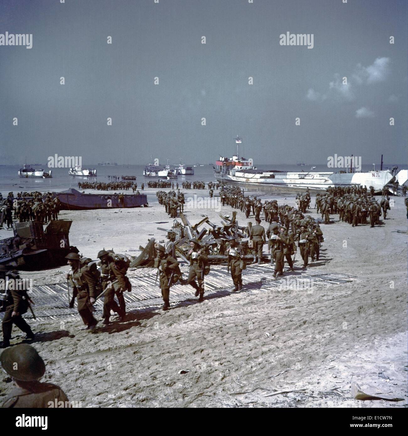 Canadians soldiers on Juno Beach, during the D-Day invasion, June 6 ...