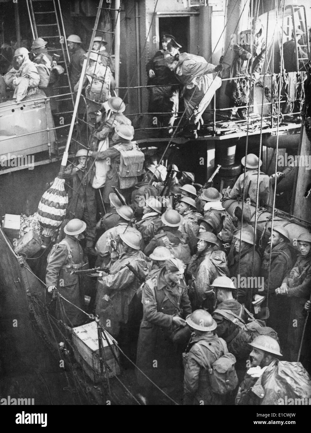 British Expeditionary Force soldiers board a destroyer at Dunkirk ...