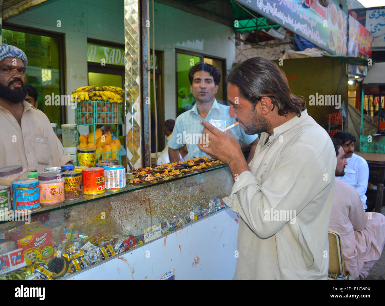 Who smokes hi-res stock photography and images - Alamy