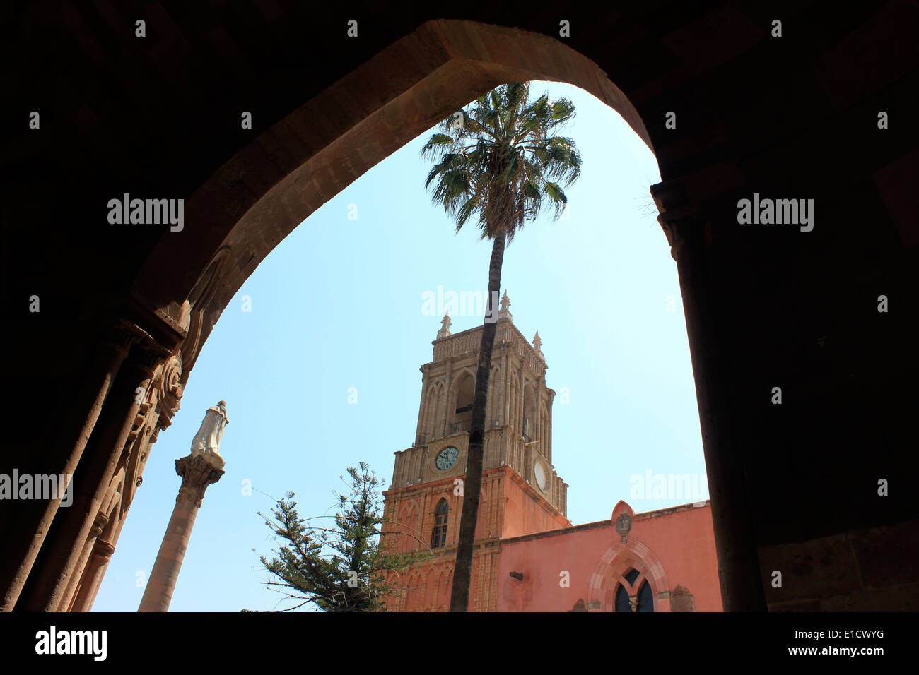 Churches with palm trees hi-res stock photography and images - Alamy