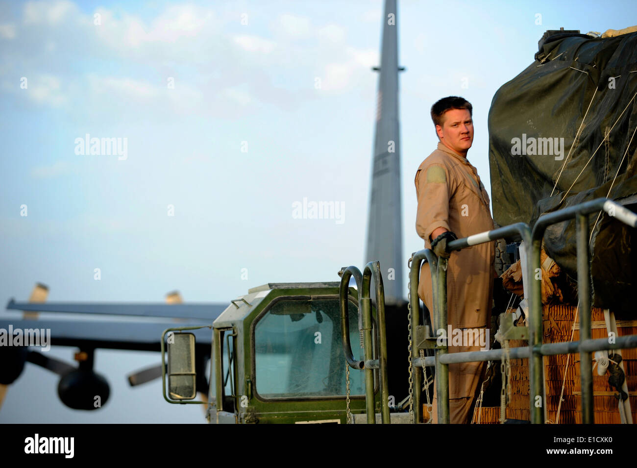 774th expeditionary airlift squadron hi-res stock photography and ...