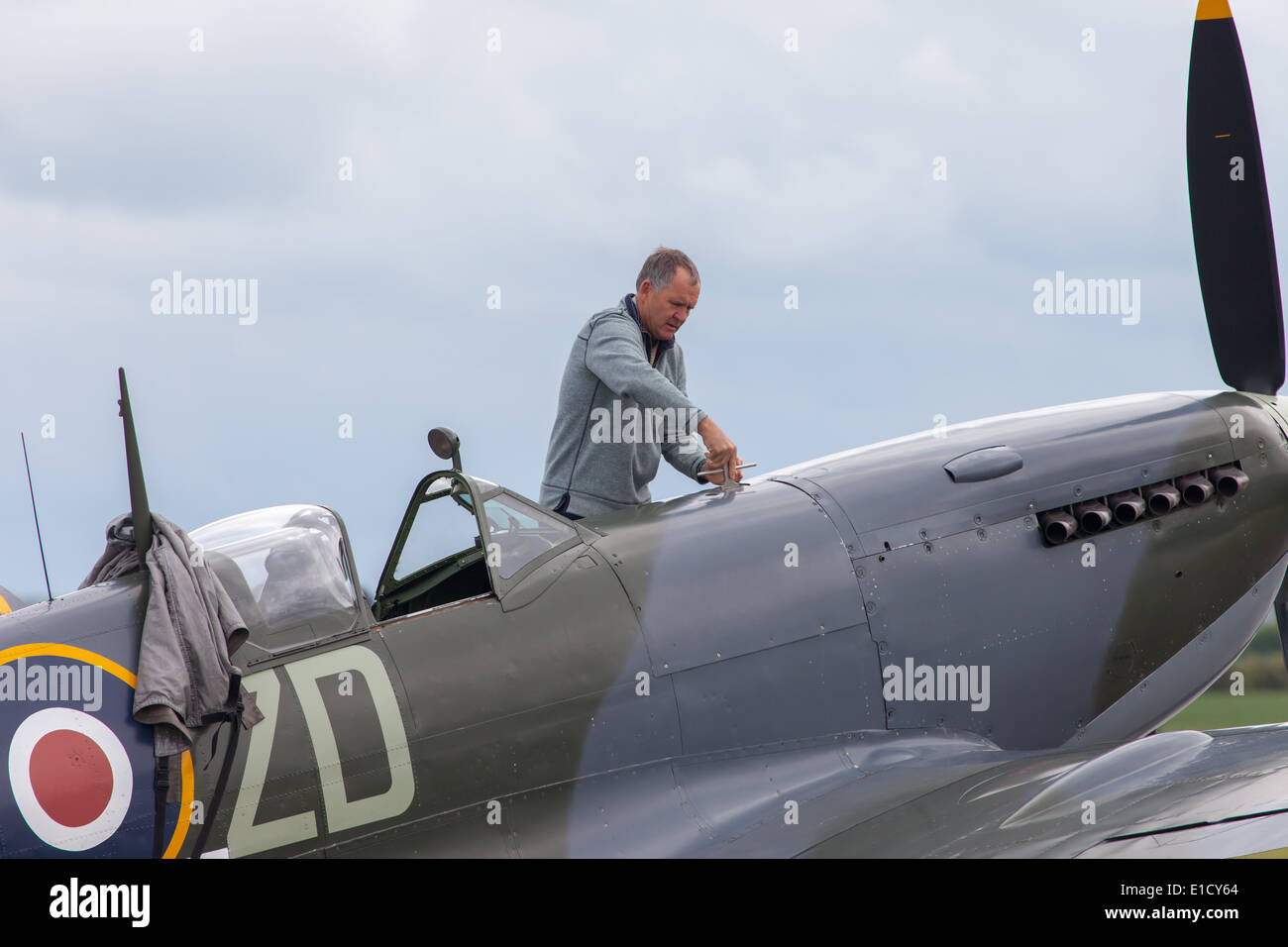 Raf ground crew wwii hi-res stock photography and images - Alamy