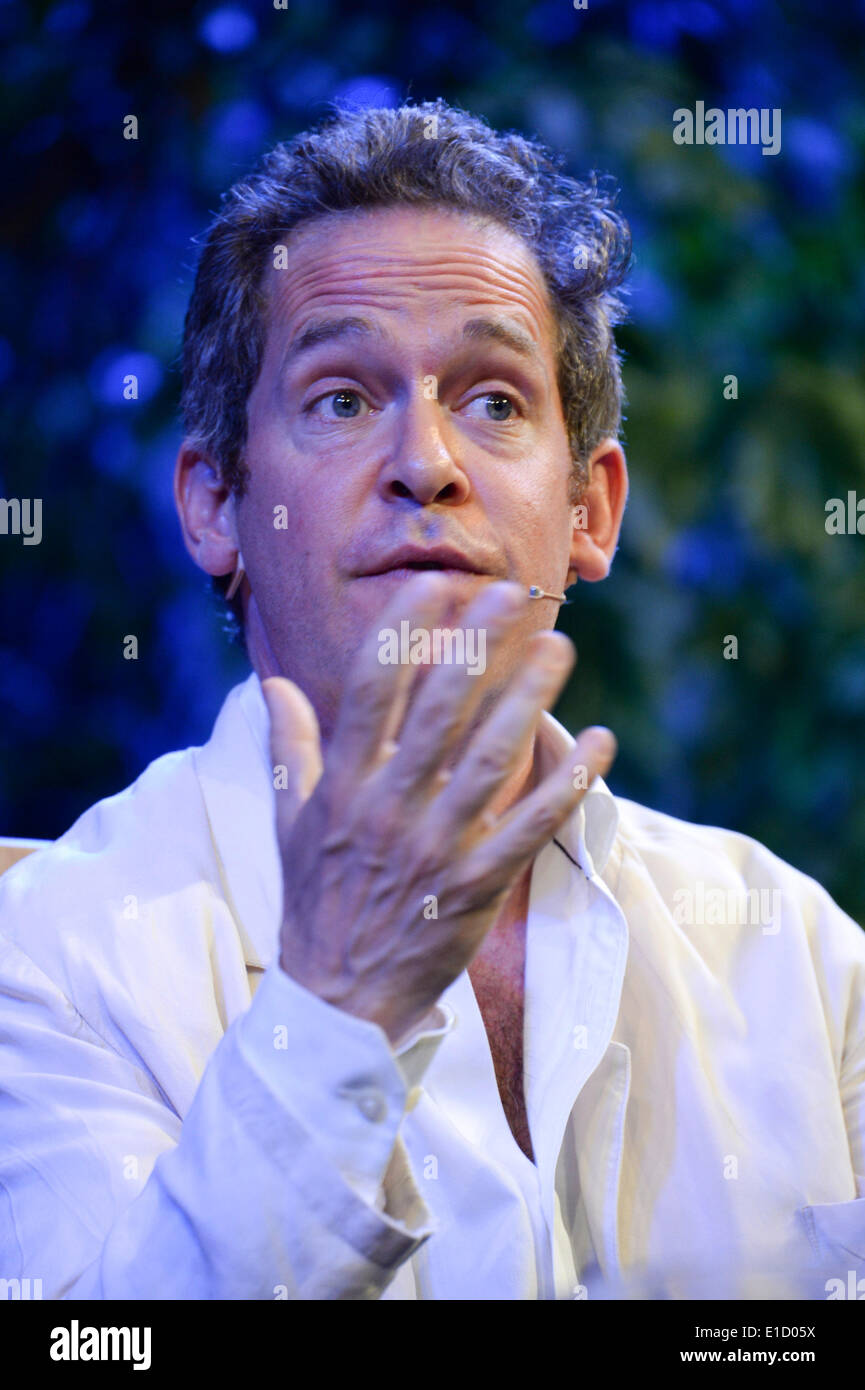Tom hollander rev hi-res stock photography and images - Alamy