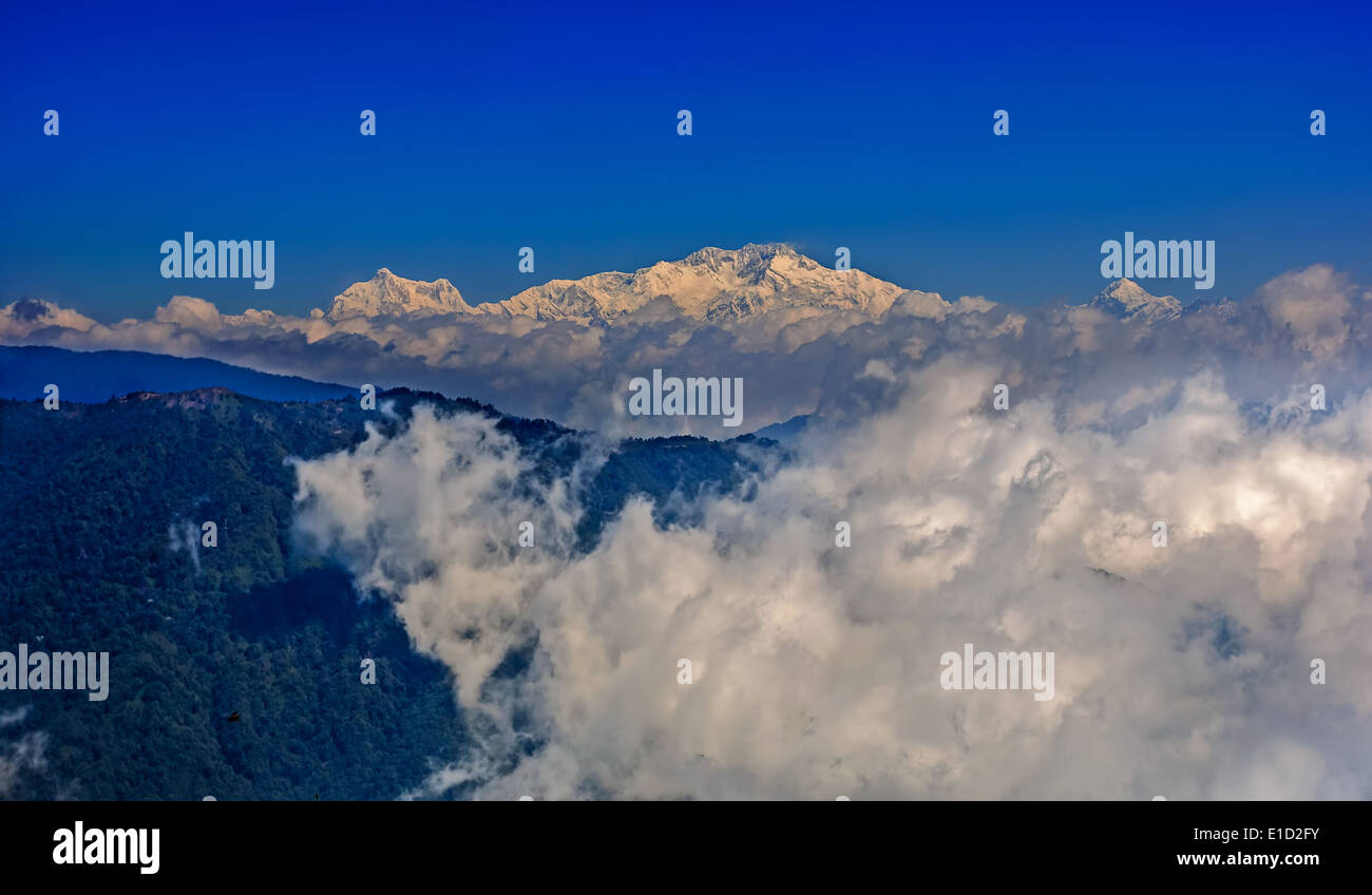 kanchenjunga mountain range Trekking path through Himalayan mountains ...