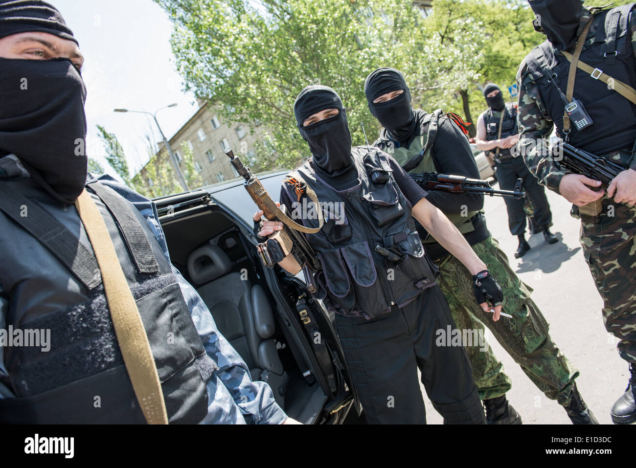 Pro-Russian militia in front of Donetsk Regional State Administration ...