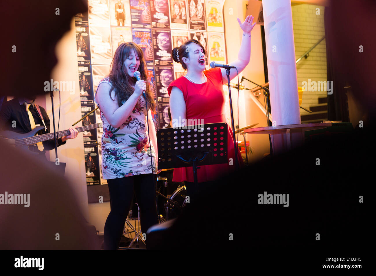 Live band singer hi-res stock photography and images - Alamy